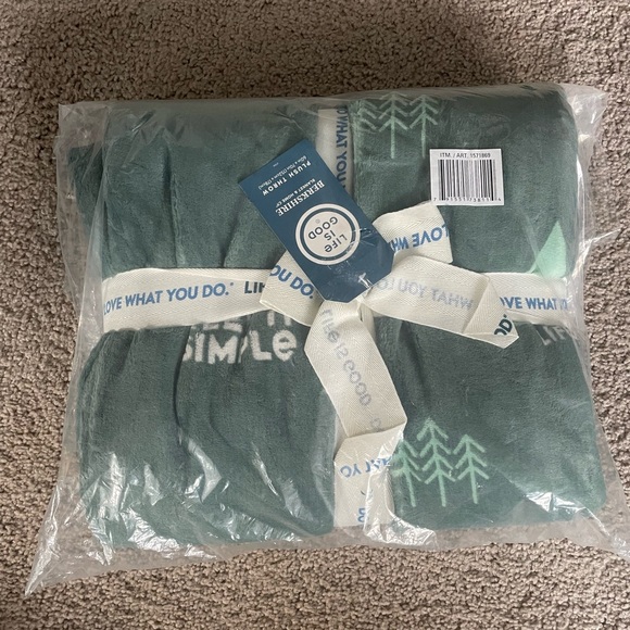 Life Is Good | Bedding | Life Is Good Keep It Simple Plush Throw | Poshmark